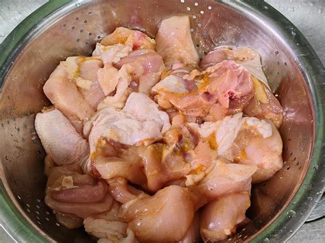 Kay ကြက်သားကိုအနေတော်လေးတွေတုံးပြီးရေဆေးသန့်စင်ထားပါ ပြီးရင် ဂျင်းရည