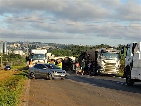 Tombamento De Caminhão Com Carga Causa Bloqueio Na Br 376