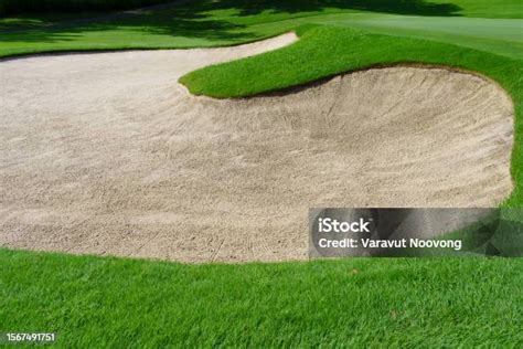 골프 코스 샌드 핏 벙커 아름다운 모래 구멍을 둘러싼 푸른 잔디는 골퍼에게 가장 어려운 장애물 중 하나이며 골프 코스의 아름다움을 더합니다 0명에 대한 스톡 사진 및 기타