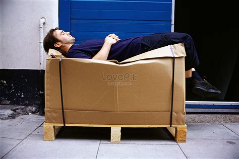 골 판지 상자에 방황하는 남자 사진 무료 다운로드 Lovepik