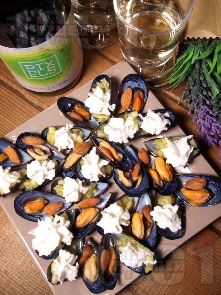 Десерт с миди в черупка ябълки и бадеми