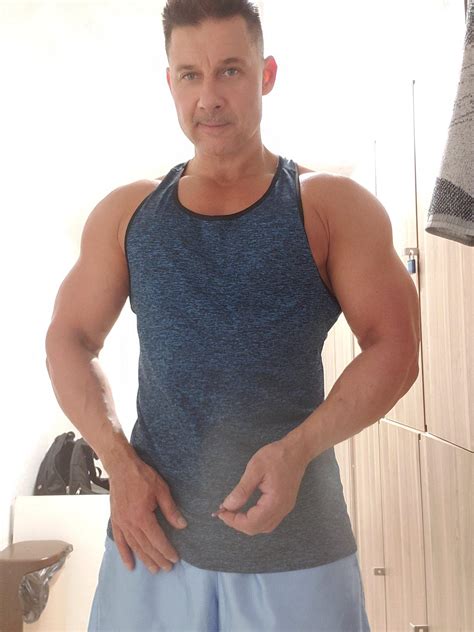 “robert Van Damme In Tank” Scrolller