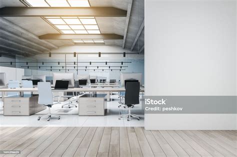 벽 가구 장비 유리 파티션 및 햇빛에 빈 모의 장소가있는 현대적인 콘크리트 및 목재 코워킹 오피스 인테리어 빈 직장 개념 3d 렌더링 사무실에 대한 스톡 사진 및 기타