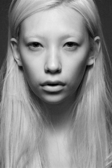 ロシアの女の子の顔と体 裸の女の子とその猫 Free Download Nude Photo Gallery