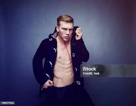 허리 까지 1 인 2029 세의 잘 생긴 사람들 백인 남성 젊은 남자 앞보라색 배경 색 배경 착용 재킷 성별 기호 심각한 자신감 농도 20 29세에 대한 스톡 사진 및 기타