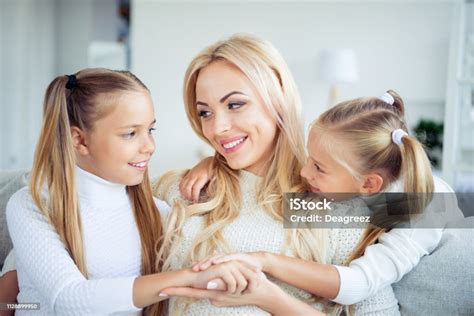 Yakın Çekim Üç Güzel Sevimli Sevimli Tatlı Sevimli Çekici Şirin Sevimli