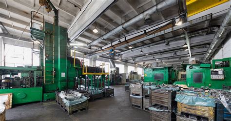 현대 자동 자동차 제조 작업장의 사진입니다 철골 구조물을 가진 공장의 큰 산업 건물의 내부 자동차 생산 공장 산업