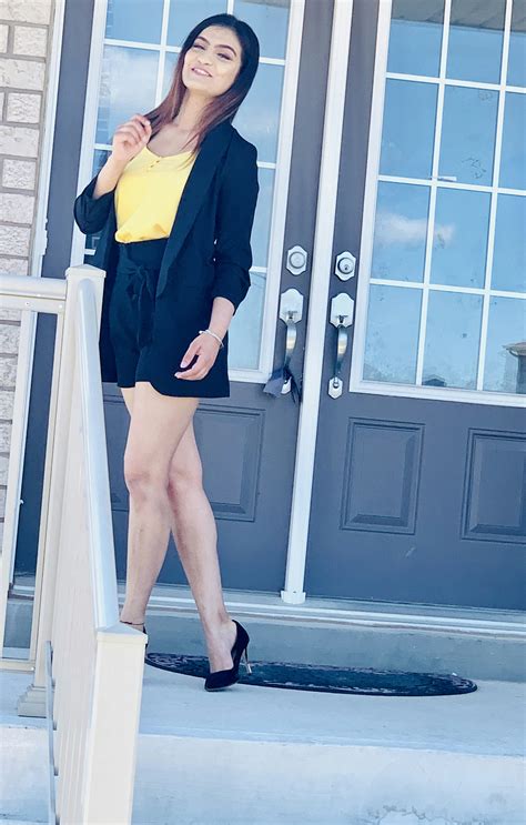 검은 미니 드레스를 입은 여자가 흰 나무 문 옆에 서 있습니다 사진 Unsplash의 무료 의복 이미지