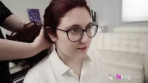 从保守的家庭到色情。害羞青少年的新世界 Xhamster