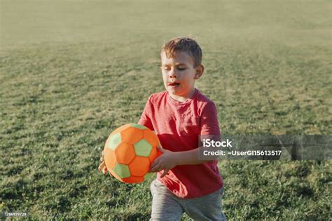 작은 유치원 백인 소년 외부 놀이터에서 축구 축구를 공을 들고 다니는 아이 행복한 정통 솔직한 어린 시절의 라이프 스타일 계절에