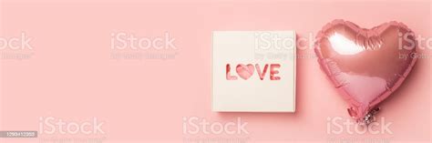 파스텔 핑크 배경에 선물 상자와 공기 풍선 구성 발렌타인 데이 플랫 레이 상단 보기 배너 금속의에 대한 스톡 사진 및 기타 이미지 Istock