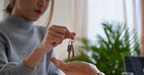 계약 계약서에 서명 한 후 고객에게 집 열쇠를주는 부동산 중개인 사진 Unsplash의 숙소 열쇠 이미지