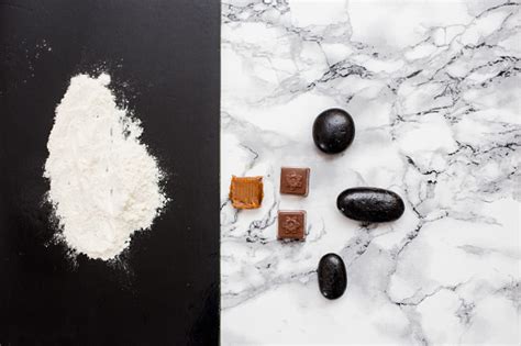 검정색 배경 3 개의 검은 선 바위와 부엌 직장의 3 개의 초콜릿에는 밀가루의 높은 각도 보기 갈색에 대한 스톡 사진 및 기타