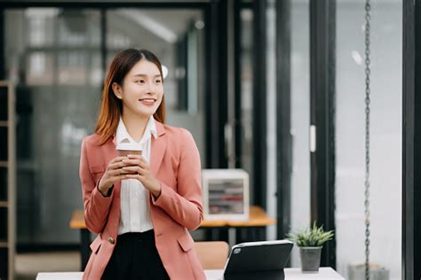 사무실에서 메모장과 태블릿을 들고 미소를 짓고 있는 자신감 넘치는 아시아 여성 20 24세에 대한 스톡 사진 및 기타 이미지 20 24세 가상현실 계획 Istock