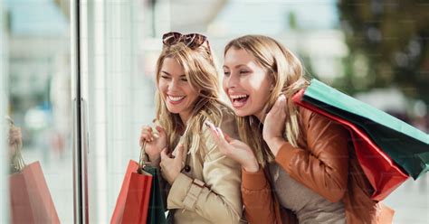 행복한 친구 쇼핑 도시에서 쇼핑을 즐기는 두 명의 아름다운 젊은 여성 사진 Unsplash의 사치 이미지