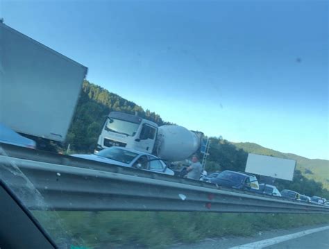 От последните минути Кола изгоря на АМ „Хемус“ задръстването към София е километрично снимки