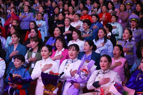 Хилчин эмэгтэйчүүд Соёлын төв өргөөнд чуулж байна