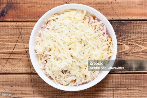 티파니 퍼프 샐러드의 단계별 준비 3단계 4층 강판하드 치즈 탑 뷰 선택적 포커스 건강한 생활방식에 대한 스톡 사진 및 기타 이미지 Istock