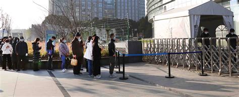 图说│上海出入境有序恢复出国（境）证件办理业务，窗口全量开放，预约错峰办理办证申请人签注