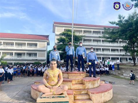 កម្លាំងនគរបាលជំនាញខេត្តព្រះសីហនុ បន្តចុះផ្សព្វផ្សាយច្បាប់ស្តីពីចរាចរណ៍ផ្លូវគោក ដល់សិស្សានុសិស្ស