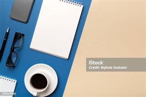 노트북과 커피 한 잔이 있는 현대적인 사무실 책상 테이블 디자인할 수 있는 빈 노트북 페이지입니다 상단 보기 플랫 레이 사무실에 대한 스톡 사진 및 기타 이미지 Istock