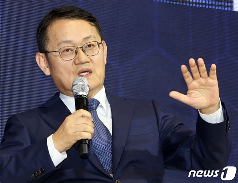 이창용 총재와 대담 나누는 이종화 교수 뉴스1