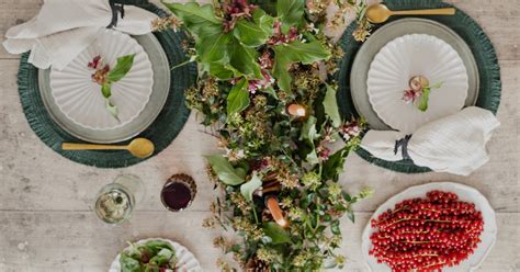 테이블에는 접시와 꽃이 놓여 있습니다 사진 Unsplash의 테이블 장식 이미지