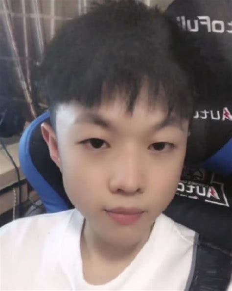 九天狐首次露脸直播，不是第二个乔碧萝，粉丝：明明可以靠脸的