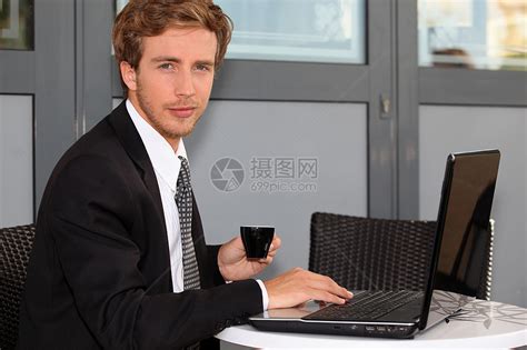 一位年轻商务人士的肖像画阅读咖啡人士笔记本商业蓝色电脑商务金发领带高清图片下载 正版图片321244239 摄图网