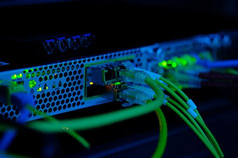기술 데이터 센터 룸에서 광섬유 조명과 고속 네트워크 라우터 스위치로 광섬유 케이블을 닫습니다 밤 하루 시간대에 대한 스톡 사진 및 기타 이미지 Istock