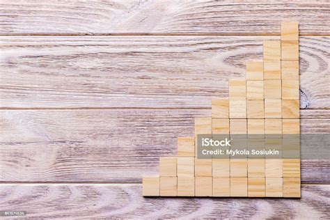 추가 단어 텍스트 타이틀을 위한 복사 공간 검은 나무 질감된 배경 위에 나무 블록 큐브 개념 또는 개념적 나무 블록 계단 또는 9 단계 입방 0명에 대한 스톡 사진 및 기타