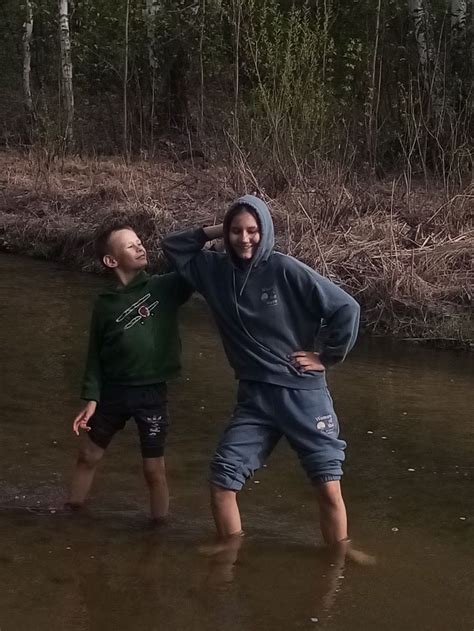 11 градусов а Тинка с Димой купаются 😂