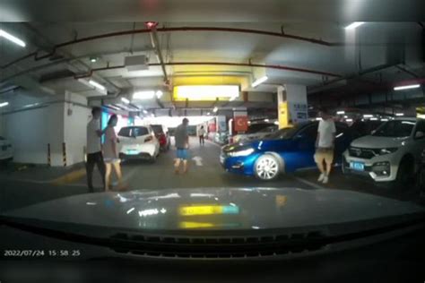 迷之操作一名女司机地库撞到出库车辆司机管这叫没有撞到 库车 地库 操作