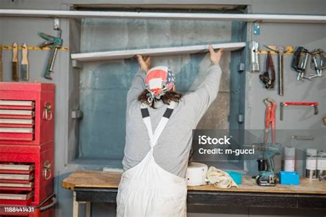 핸디맨은 내부를 개조 고정 및 리모델링 도구를 가진 작업 사람 건설 산업에 대한 스톡 사진 및 기타 이미지 건설 산업 건설 장비 건축자재 Istock