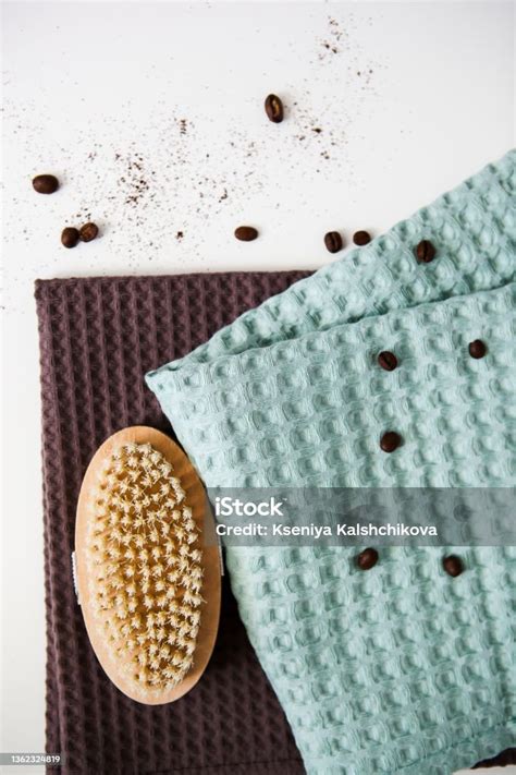 커피 콩과 흰색 배경에 갈색과 녹색 수건 가정의 방에 대한 스톡 사진 및 기타 이미지 가정의 방 각질제거 건조한 Istock
