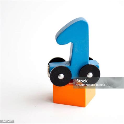 나무 숫자 0 1 2 4 편지 자동차 알파벳 기차 빨간색 노란색 흰색 바탕에 녹색의 밝은 색상 유아 교육 계산 유치원 학습와