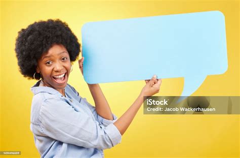 흥분한 말풍선과 스튜디오에 있는 흑인 여성의 초상화는 소셜 미디어 광고 또는 공간을 위한 모형을 가지고 있습니다 얼굴 종이 그리고 노란 배경에 뉴스나 포스터를 위한 광고판이