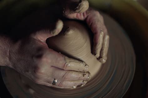 도공의 손은 회전하는 도자기 바퀴에 수제 토기 그릇을 조각합니다 공예에 대한 스톡 사진 및 기타 이미지 공예 공예 제품 꽃병 Istock