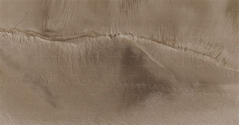 모래와 물이 있는 사막 같은 지역 사진 Unsplash의 자연 추상 이미지