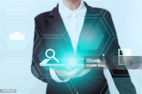 디지털 가상 인터페이스를 표시하는 양복 스탠딩 유지 장치에 여자 미래 기술 디스플레이를 보여주는 유니폼 제시 휴대 전화에 여자 35 39세에 대한 스톡 사진 및 기타 이미지