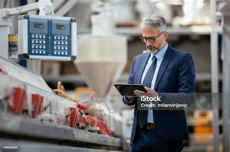 공장 노동자 정유 성숙한 엔지니어입니다 품질 검사기 성숙한 남성 엔지니어에 생산 Stem 주제에 대한 스톡 사진 및 기타 이미지 Stem 주제 건설 기계류 건설 산업