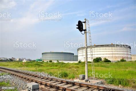 저장 탱크의 철도 교통의 큰 화이트 가솔린과 석유 산업 배경 0명에 대한 스톡 사진 및 기타 이미지 0명 가솔린 강철