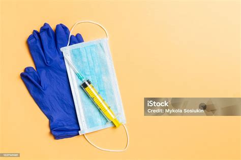 일회용 수술 마스크 라텍스 의료 장갑 과 오렌지 배경에 주사기의 상단보기 복사 공간이 있는 바이러스 보호 개념 개념에 대한 스톡 사진 및 기타 이미지 Istock