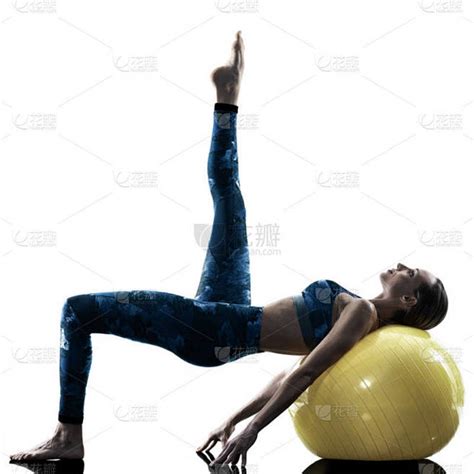 女人健身瑞士球练习剪影