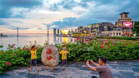 海南海口东坡老码头风情商业街流光溢彩 人民图片网