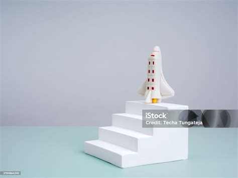 사업 시작 목표 및 전략 개념 하얀 작은 우주선은 기하학적인 현대 계단에서 성장 그래프로 복사 공간 미니멀리스트와 회색 배경에 고립 된 발사를 기다리고 있습니다 0명에 대한