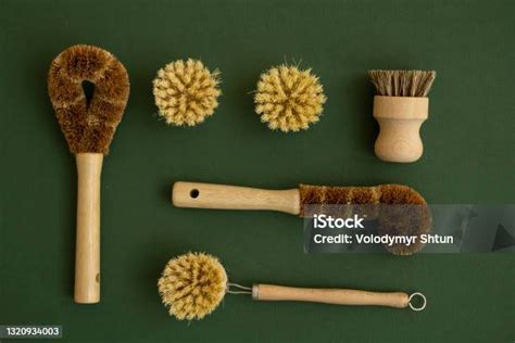 녹색 표면에 화학 물질이없는 가정 설거지 및 표면을 에코 청소하기위한 브러시 세트 제로 폐기물 부엌 청소 개념 친환경 천연 세정 대나무 접시 브러쉬 0명에 대한 스톡 사진