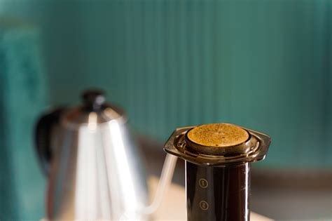 로프트 카페의 에어로프레스 에어로프레스는 커피를 양조하는 장치입니다 카페에서 커피 양조의 대안 스칸디나비아 방법 바리스타 커피를 만든다 0명에 대한 스톡 사진 및 기타