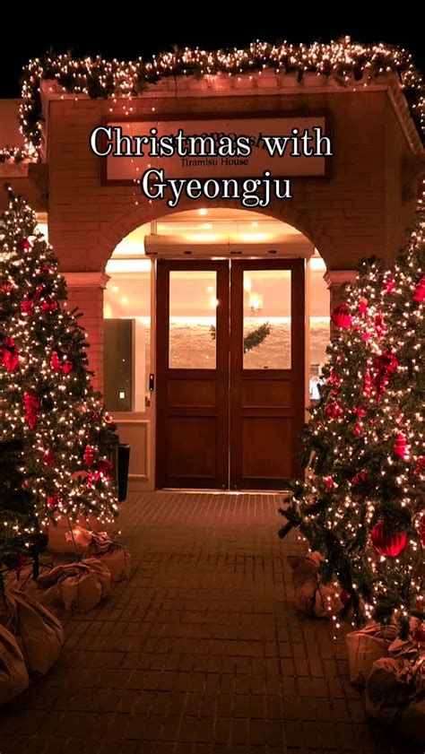 도심속의 힐링공간~ 할로윈 분위기 충만한 정원 카페 레이틀리92~ 카페 중앙 가득 심어진 동백나무 정원에 열린 작은 할로윈 축제~ 어른도 아이들도 모두 동심으로 돌아가