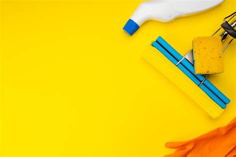 깨끗한 개념 주황색 배경 위에 집안일을 청소하기위한 도구 세트 스폰지 스폰지 걸레 청소 복사 공간을 복사합니다 위 보기 0명에 대한 스톡 사진 및 기타 이미지 Istock